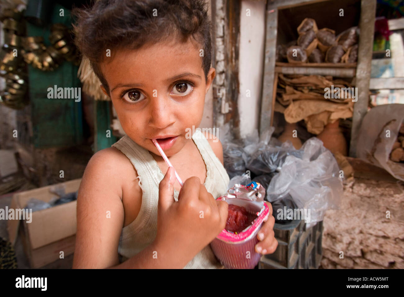 Friendly Yemeni Children in the Unesco World Heritage village of Zabid ...