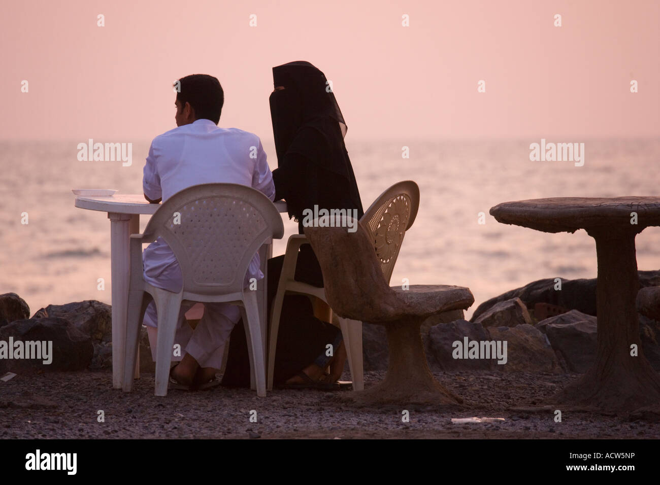 Yemeni family having a tea in a seafront cafe of Al Hudayda Yemen Stock ...