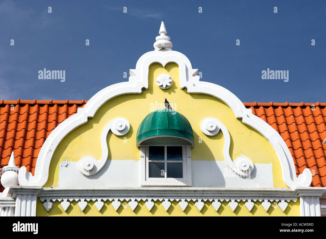 Colonial dutch gable roof architecture hi-res stock photography and ...