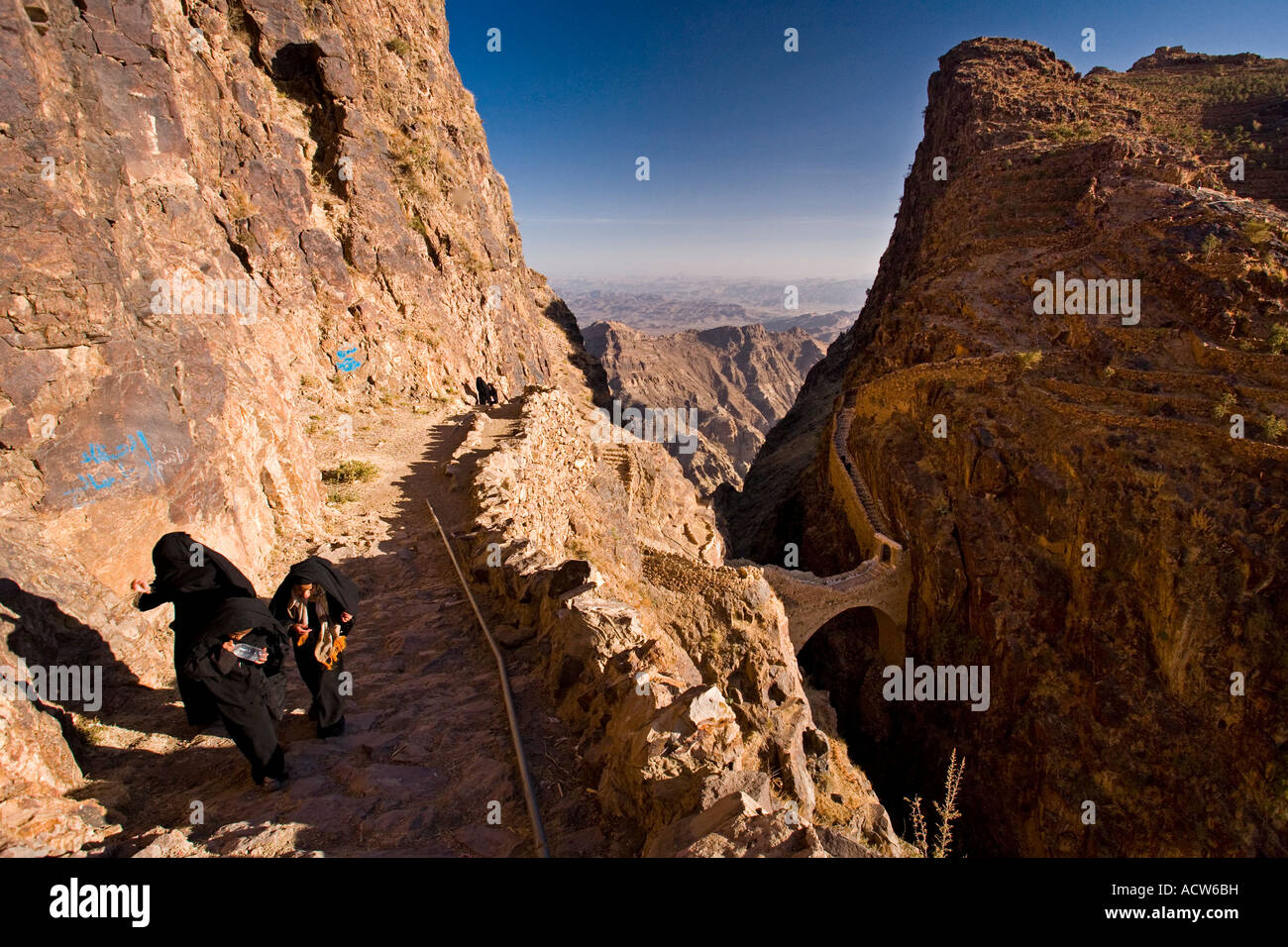 Ancient bridge arabian peninsula hi-res stock photography and images ...