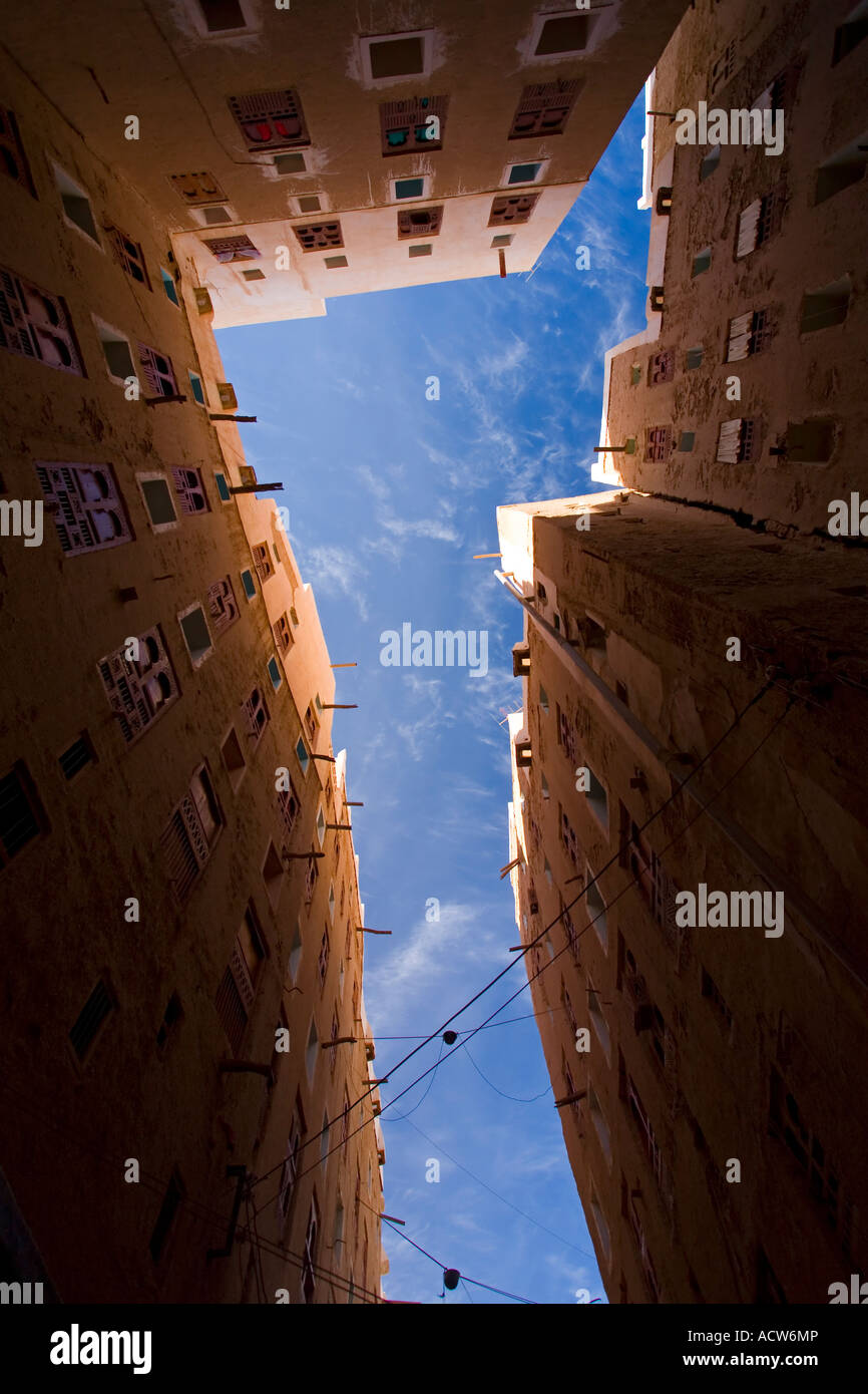 Old walled city of shibam hi-res stock photography and images - Alamy
