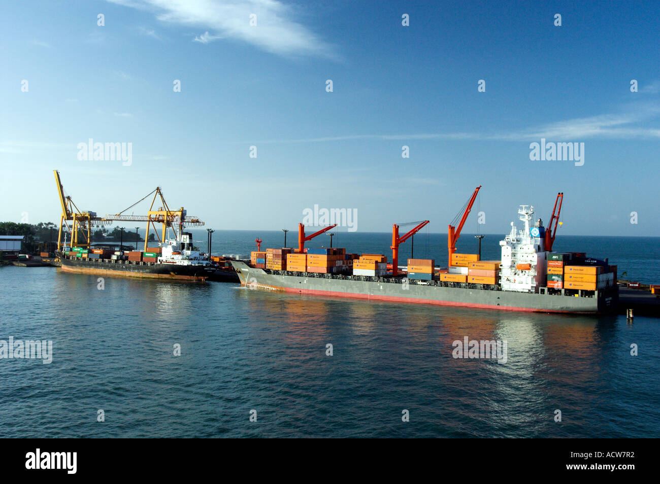 Container ships loading area hi-res stock photography and images - Alamy