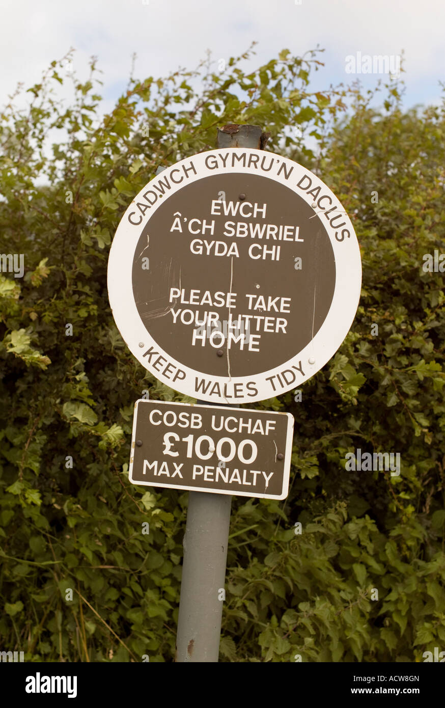 bilingual Keep Wales Tidy road side sign (Cadwch Cymru'n Daclus in ...