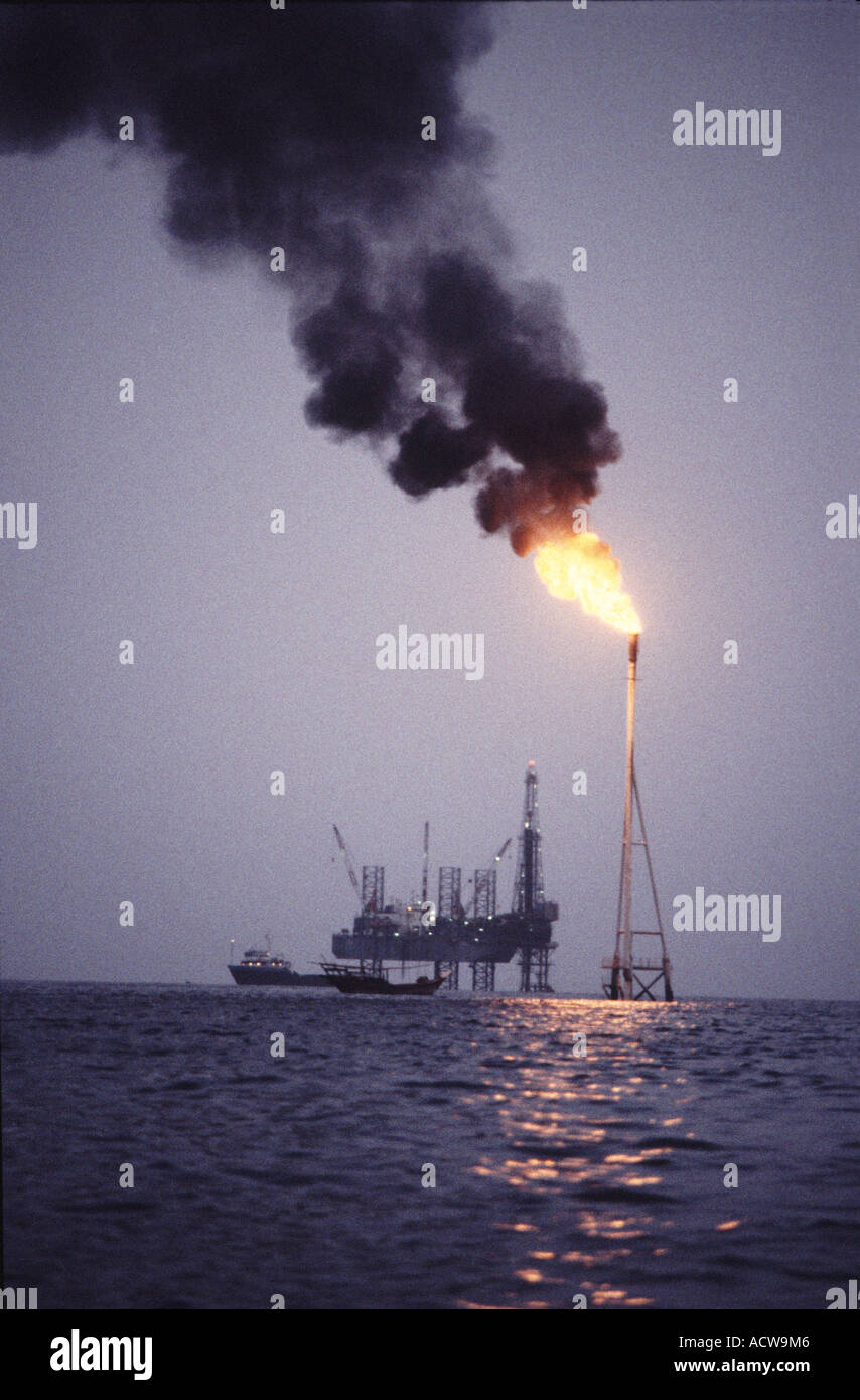 Off shore oil rig Stock Photo - Alamy
