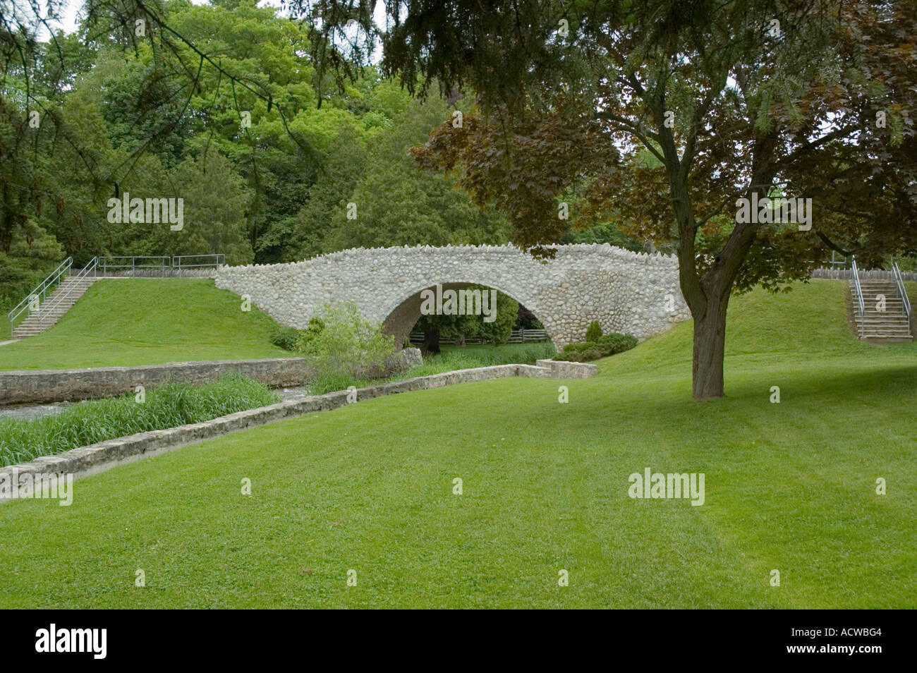 Curved foot bridge hi-res stock photography and images - Alamy