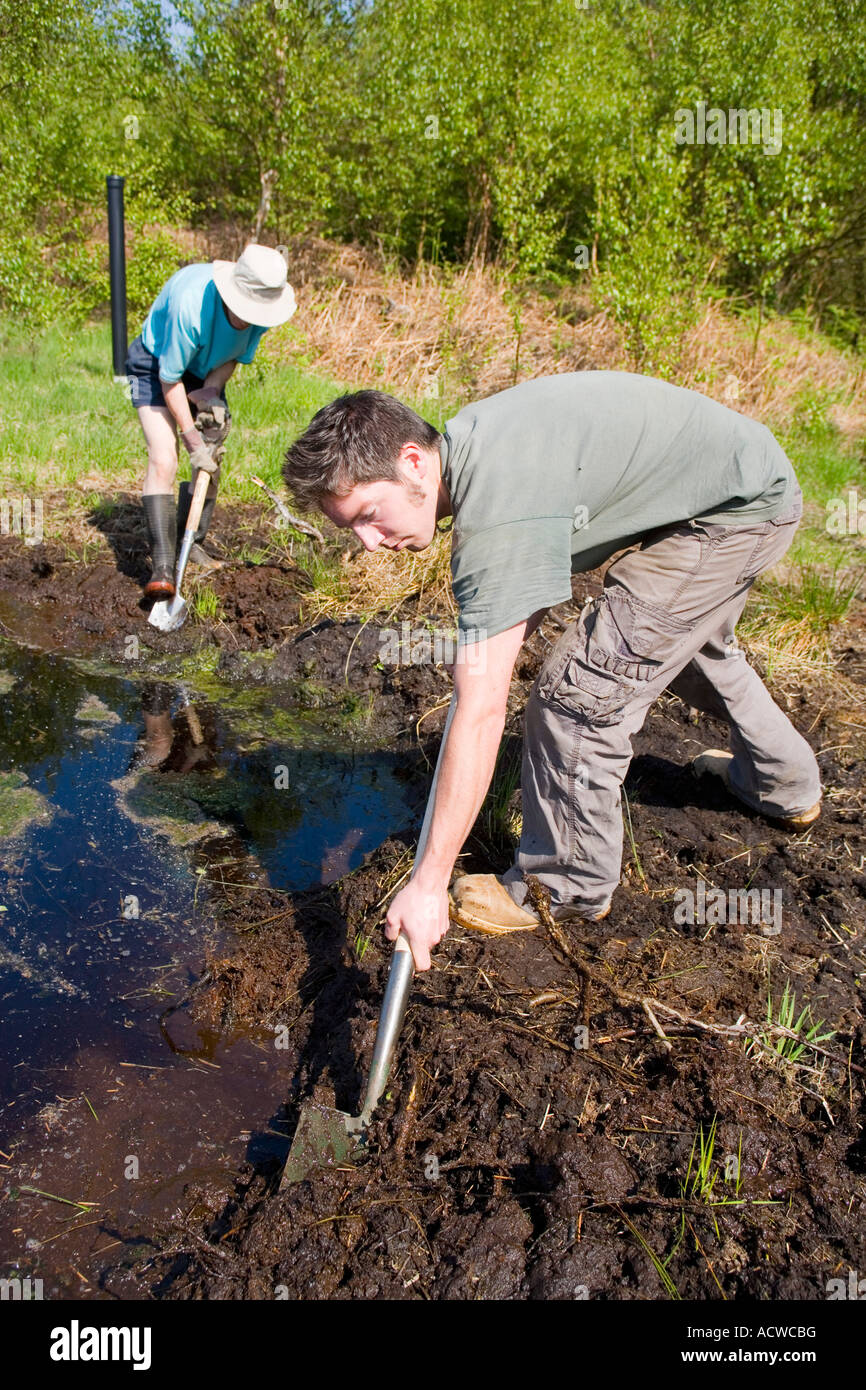Volunteers manual labour hi-res stock photography and images - Alamy