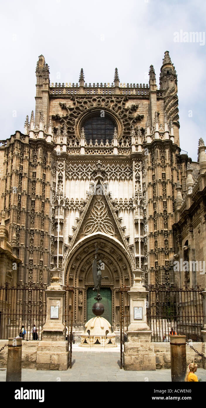 Side door gothic cathedral hi-res stock photography and images - Alamy