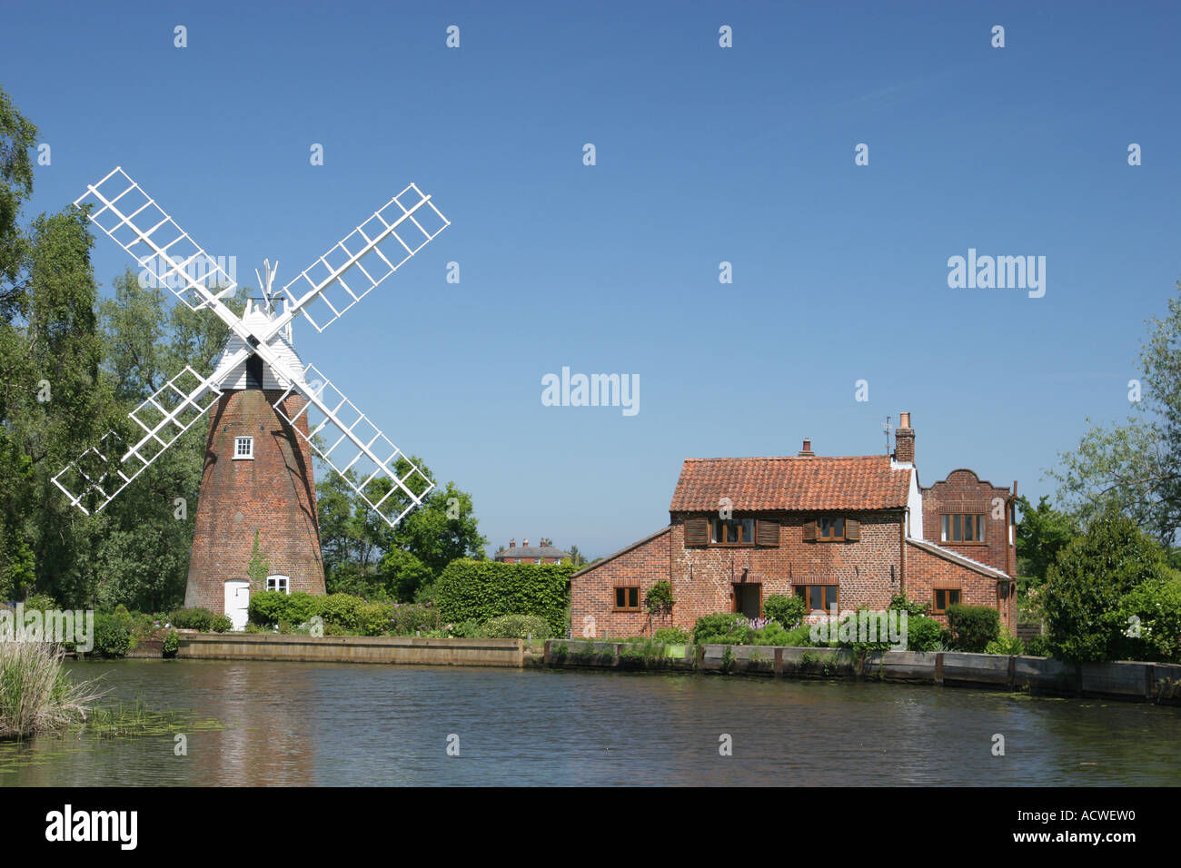 Cottage and windmill hi-res stock photography and images - Alamy