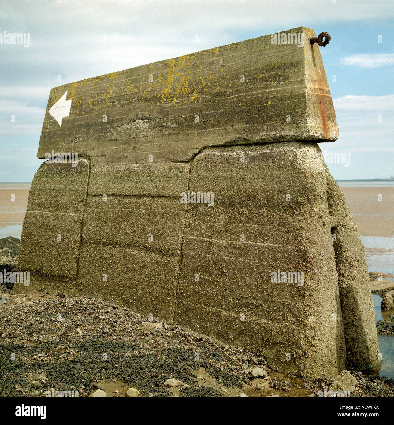 Arrow on concrete pillar hi-res stock photography and images - Alamy