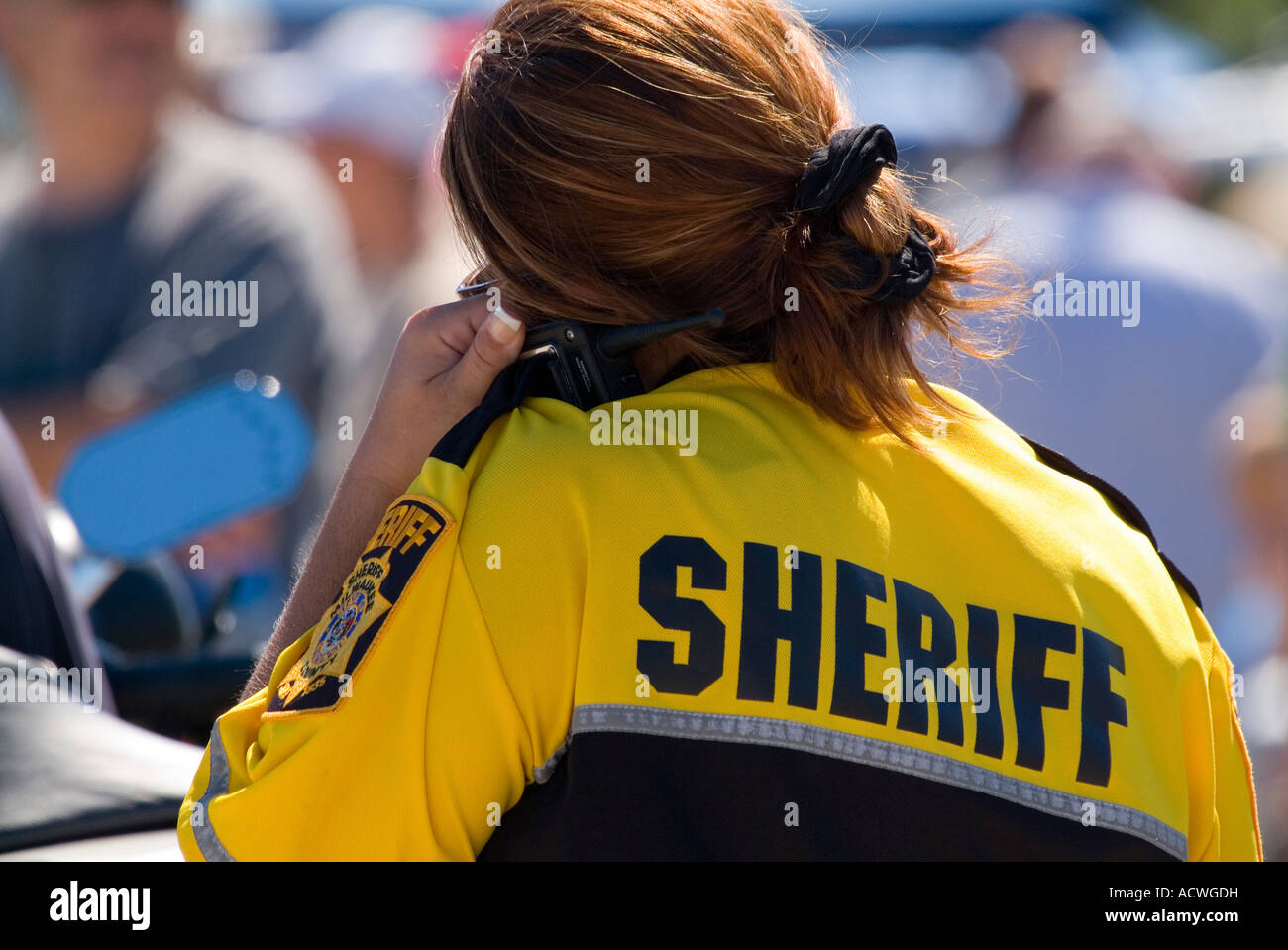 BACK VIEW OF A AMERICAN WOMAN SHERIFF ON DUTY Stock Photo - Alamy