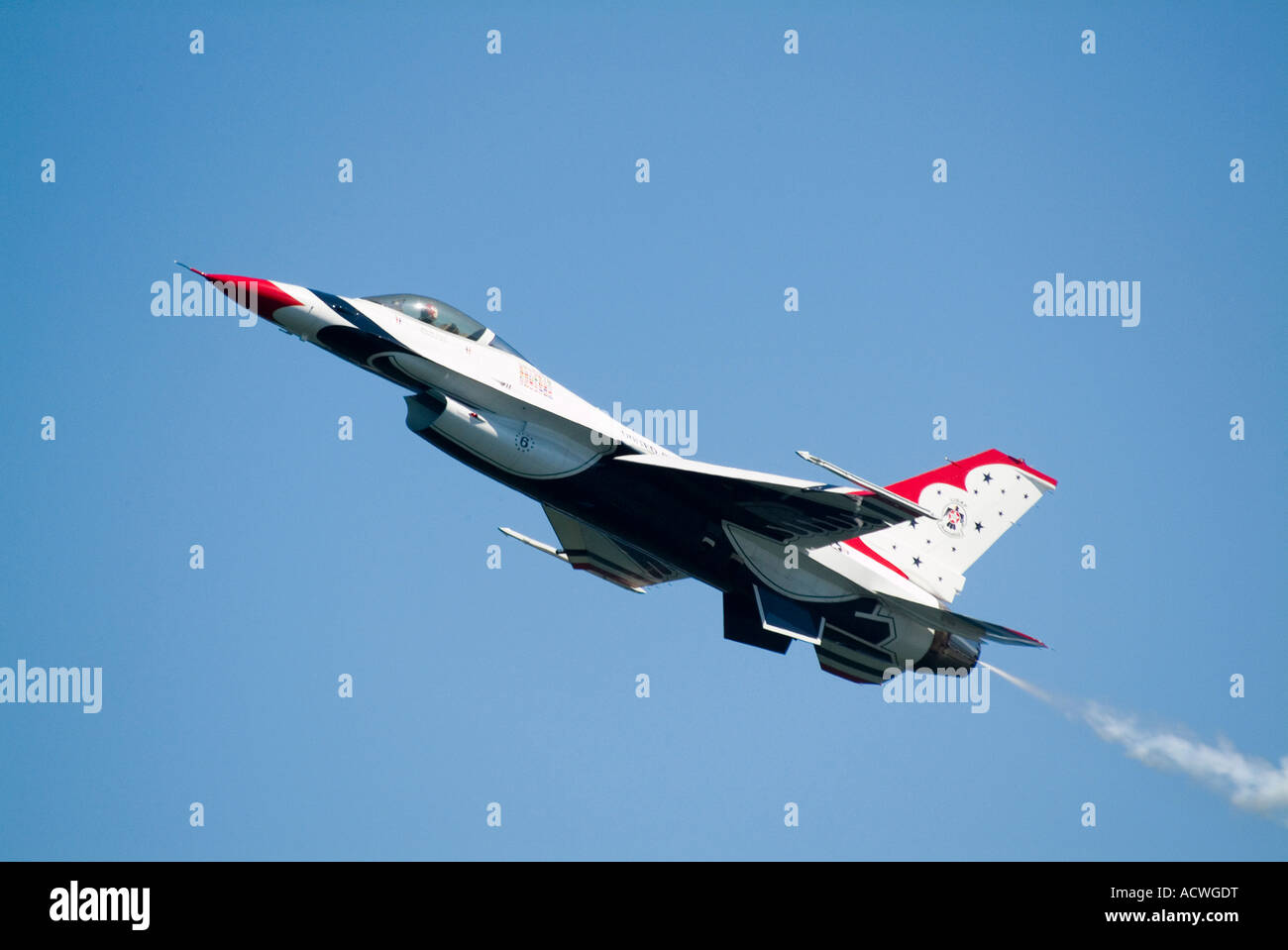 SOLO THUNDER BIRD FIGHTER JET IN FLIGHT Stock Photo - Alamy