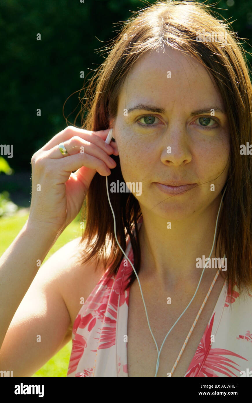 Laute frau hi-res stock photography and images - Alamy