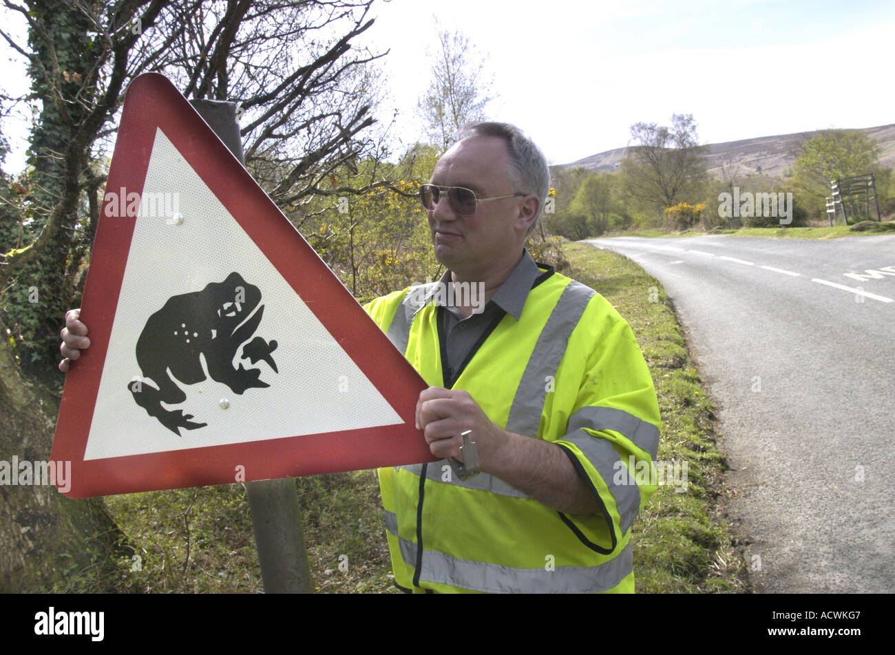 Toad crossing warning sign hi-res stock photography and images - Alamy