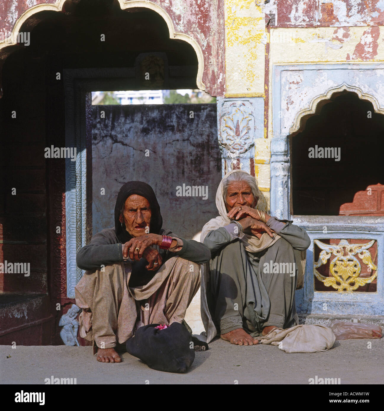 Ground two indian women hi-res stock photography and images - Alamy