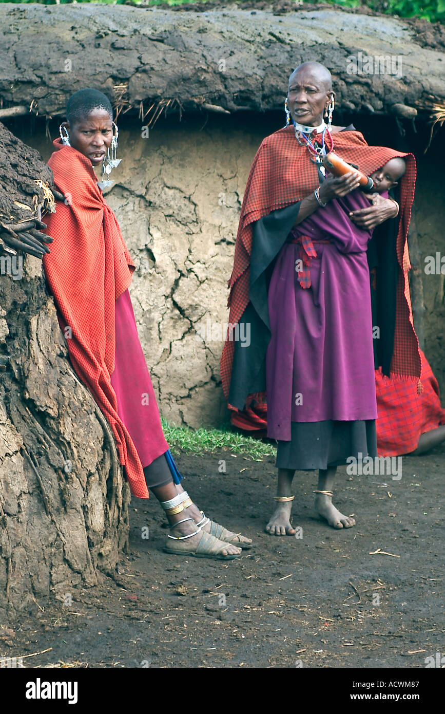 Maasai women building hi-res stock photography and images - Alamy