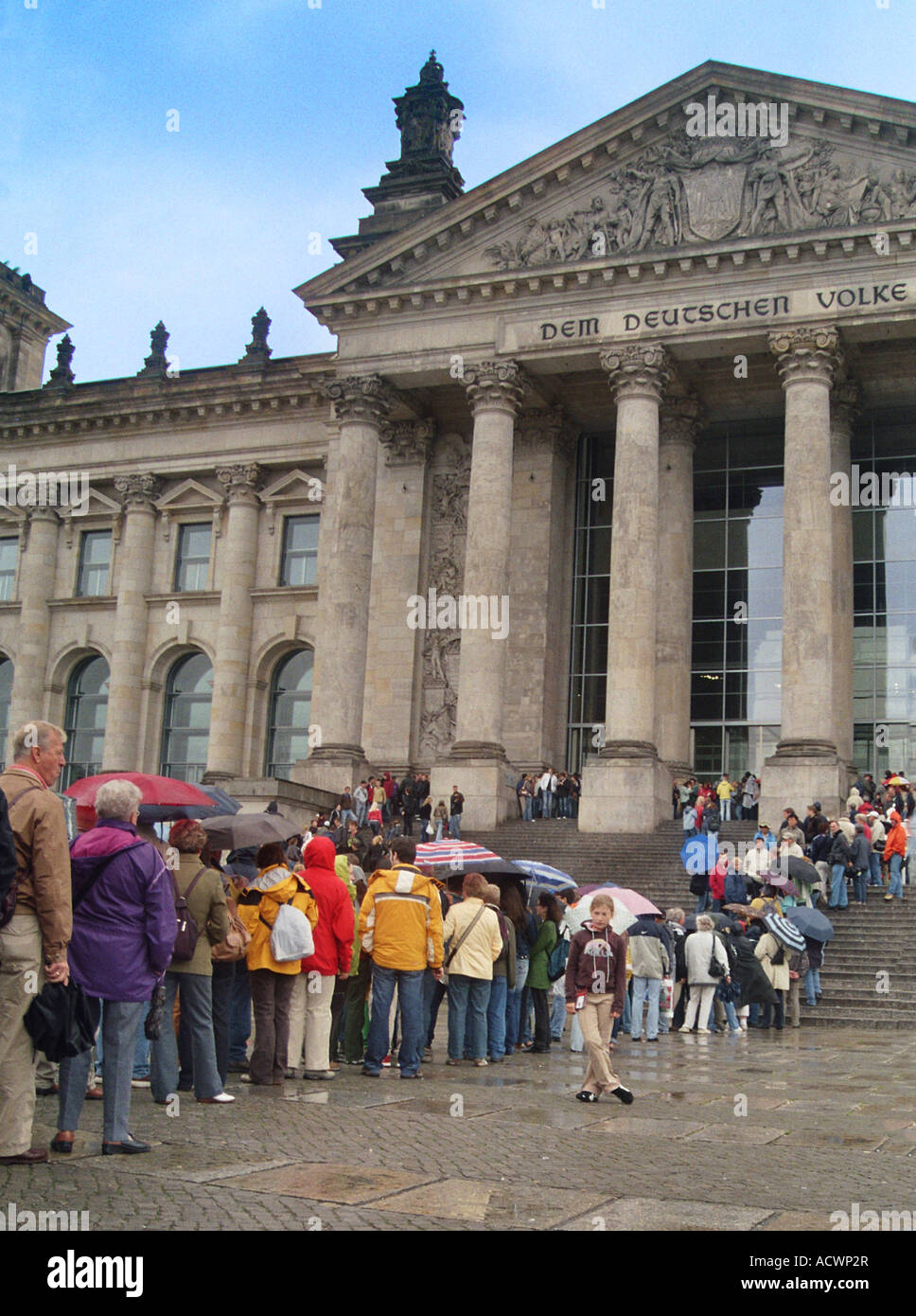 queue in front of the German Reichstag building, Germany, Berlin Stock ...