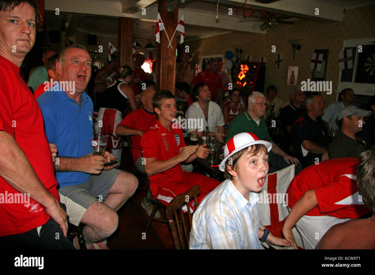 Pub crowded world cup hi-res stock photography and images - Alamy