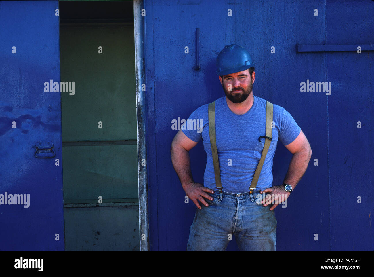 A roughneck takes a break from his job on an oil rig in Oklahoma Stock ...