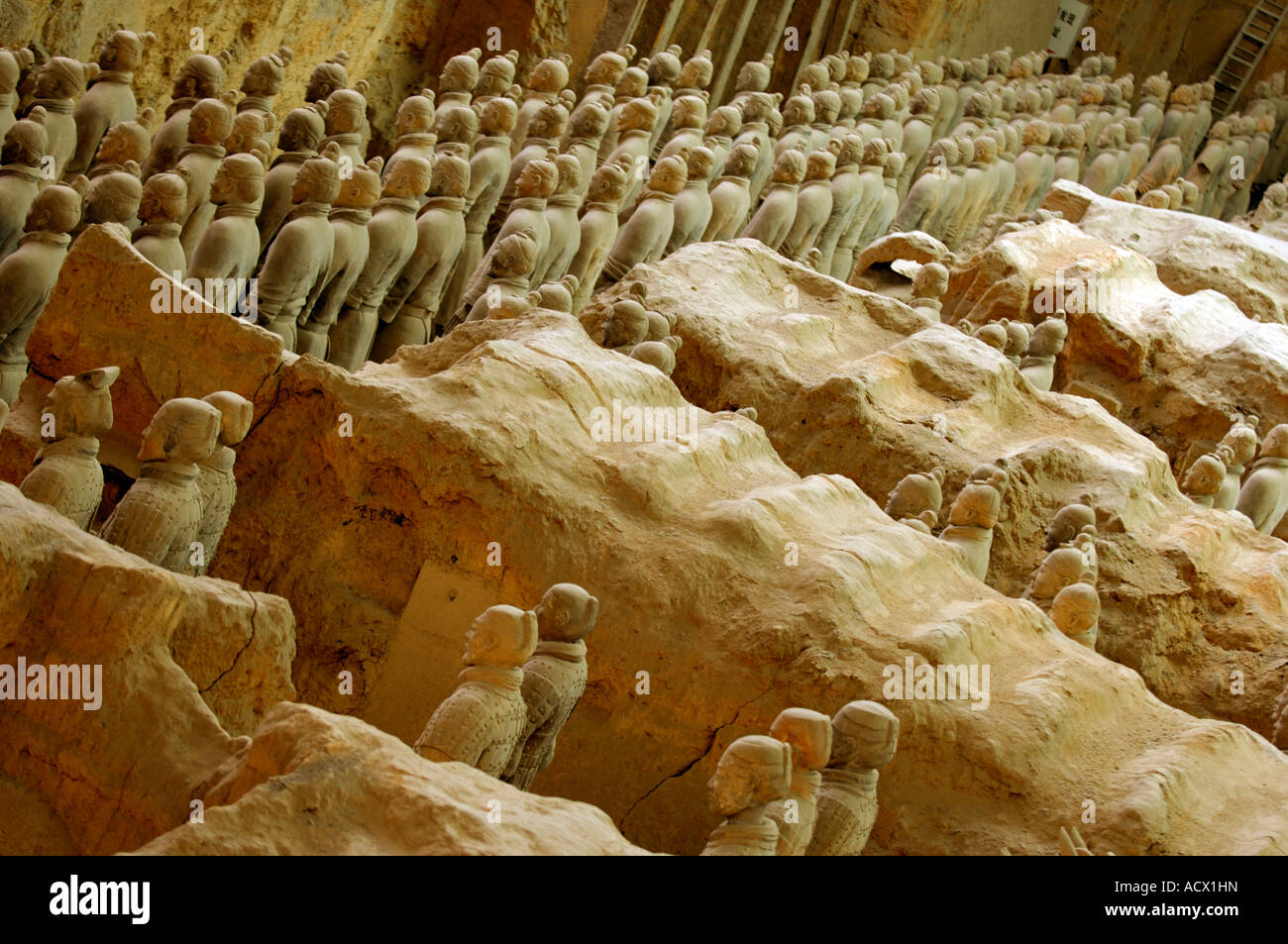 Terracotta warrior crossbow hi-res stock photography and images - Alamy