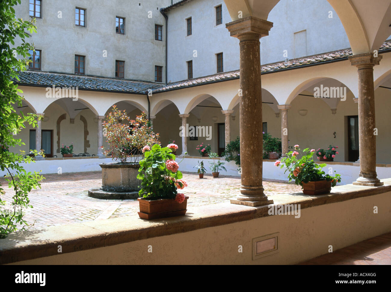 Arches in Courtyard Piazza Pienza Tuscany Italy Stock Photo - Alamy