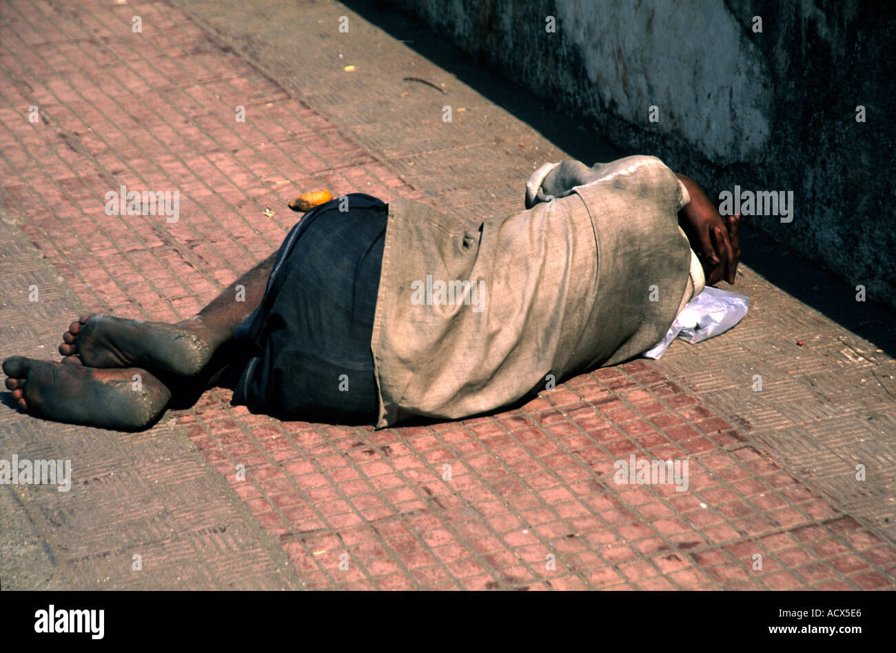 Beggar sleeping on the street Mumbai Stock Photo - Alamy
