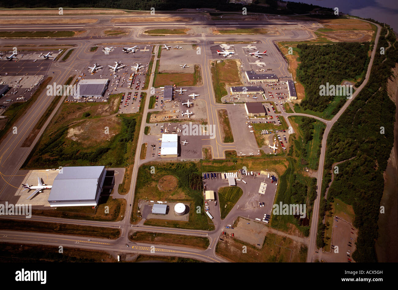 Fedex plane ramp hi-res stock photography and images - Alamy