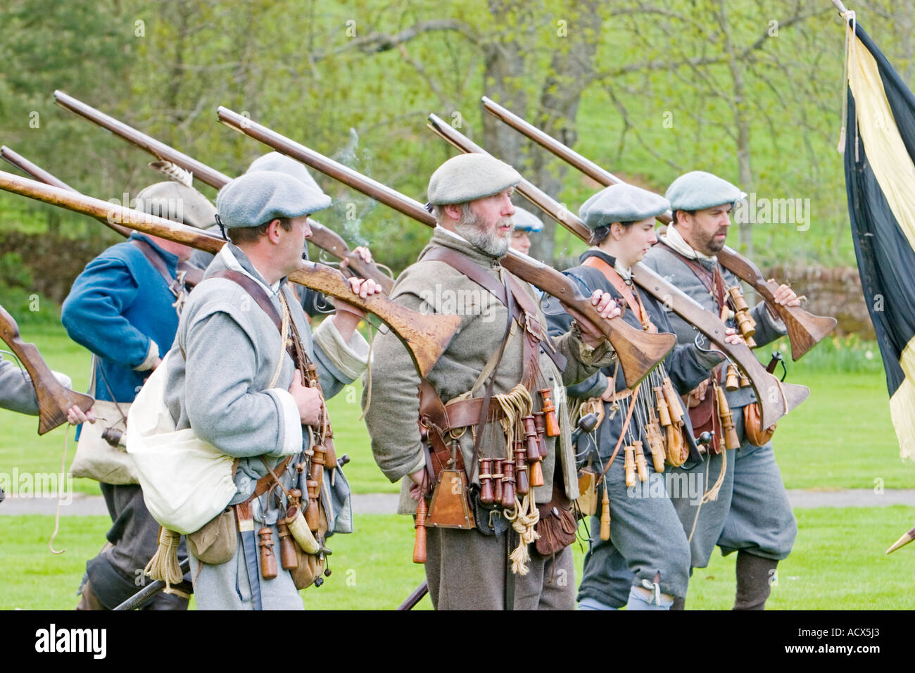 Rifle over shoulders hi-res stock photography and images - Alamy