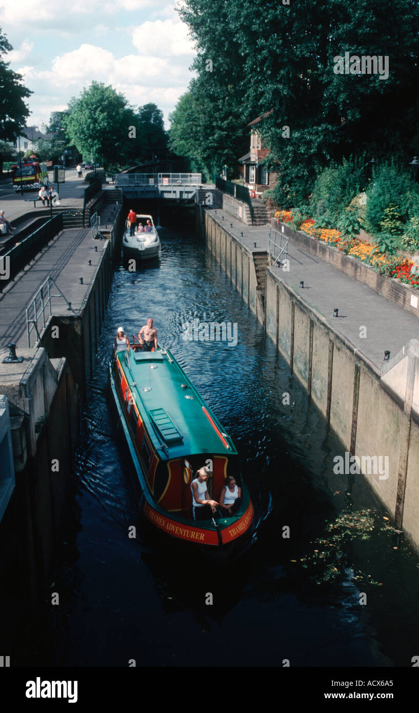 Boats going through Boulters Lock on the River Thames at Maidenhead ...