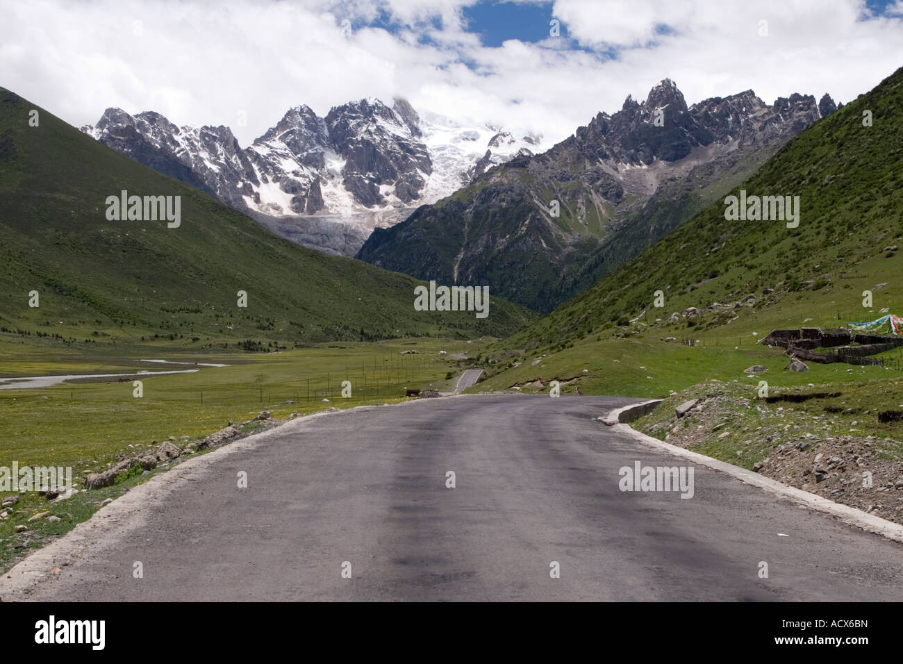 The road to Dege, in northwestern Sichuan, is the highest in China ...