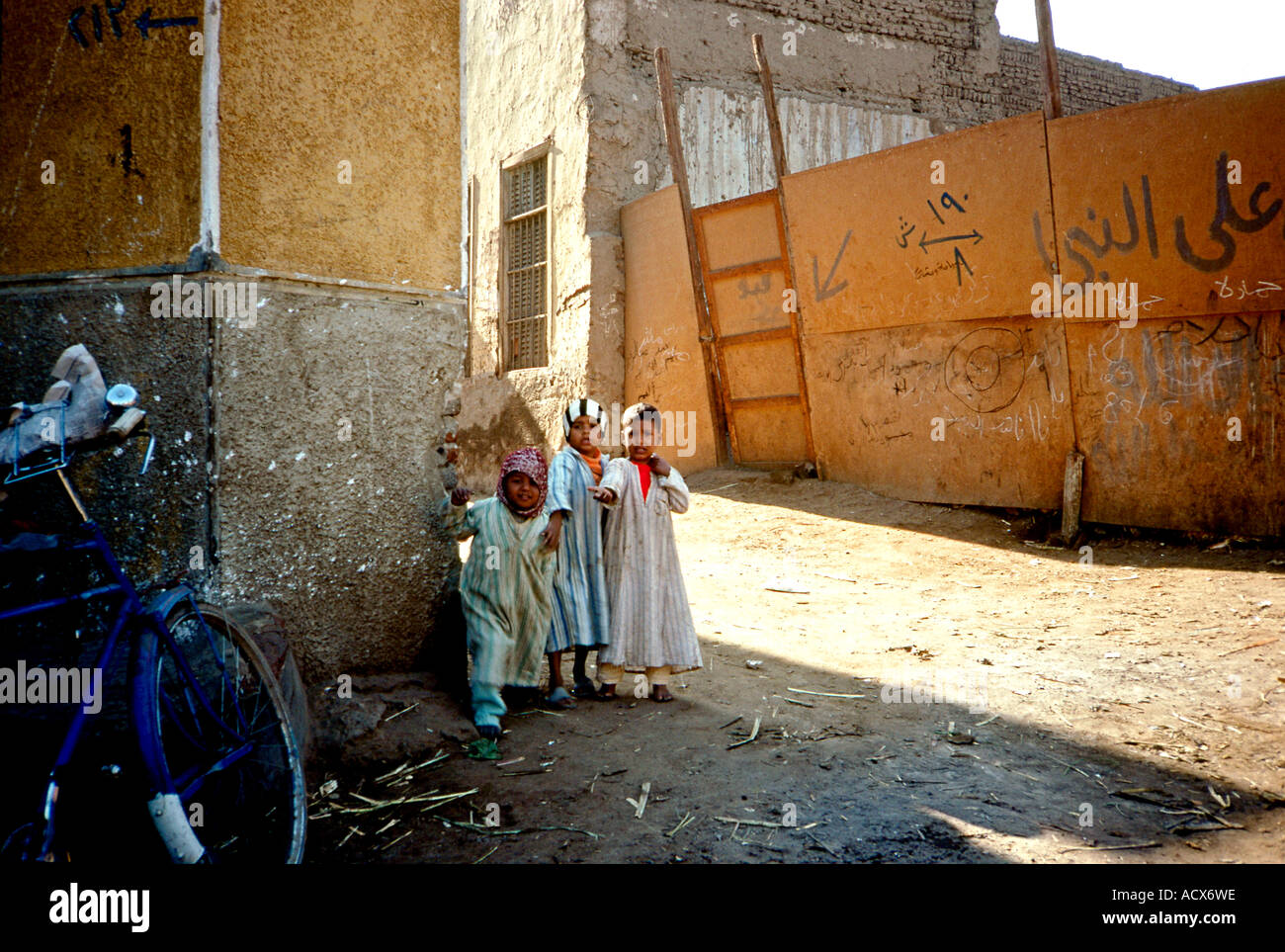 Three Moroccan children begging Stock Photo - Alamy