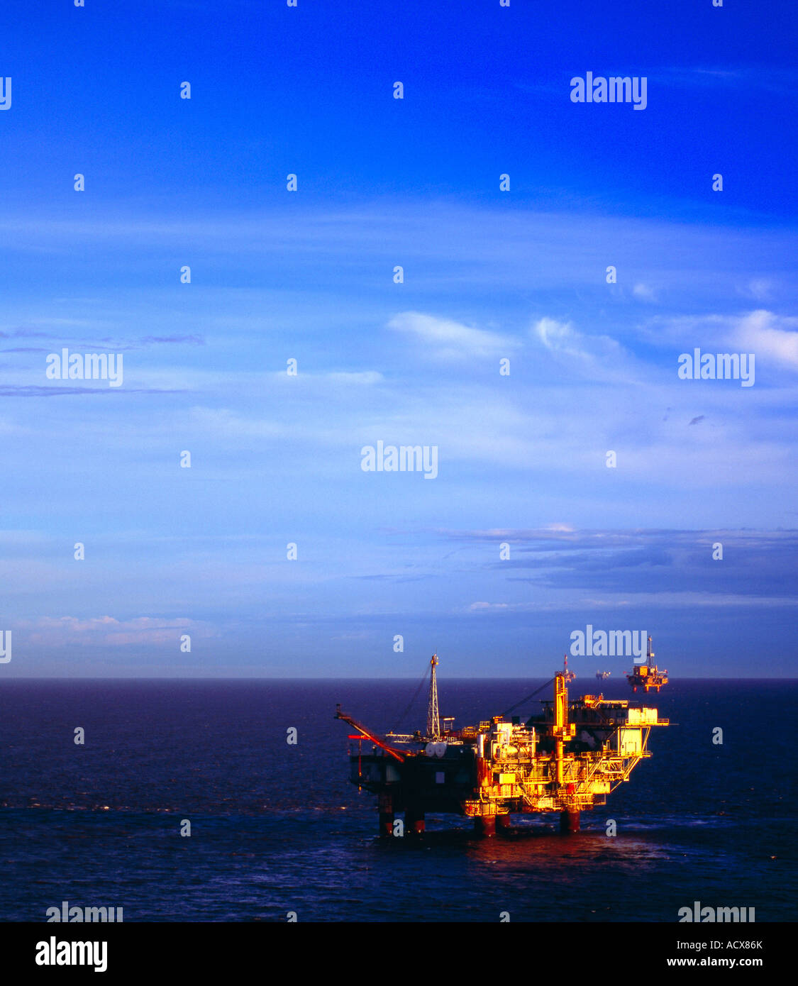 Alaska offshore oil rig hi-res stock photography and images - Alamy