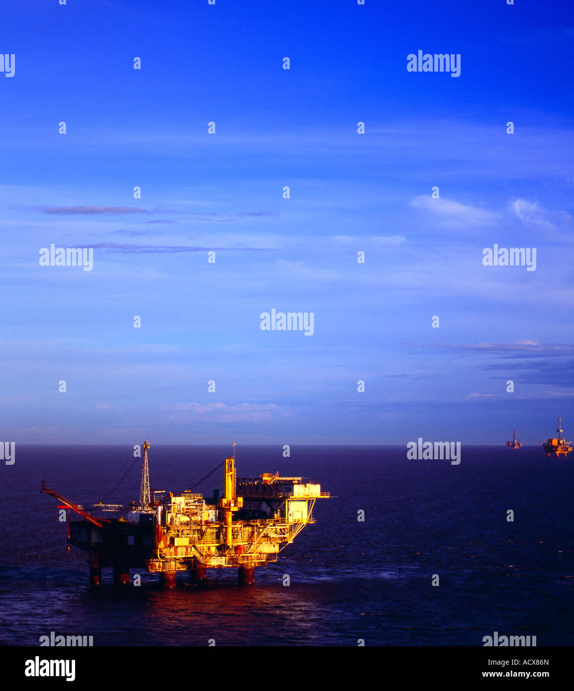 Offshore crude oil rig platform hi-res stock photography and images - Alamy