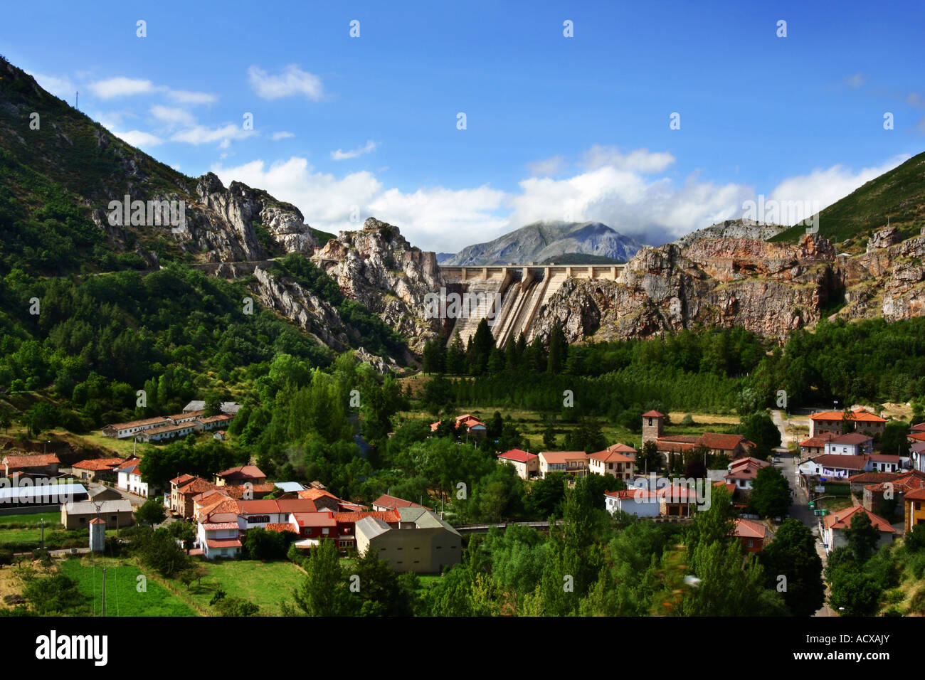 The dam of the Embalse de luna, a reservoir in Leon, Spain Stock Photo ...