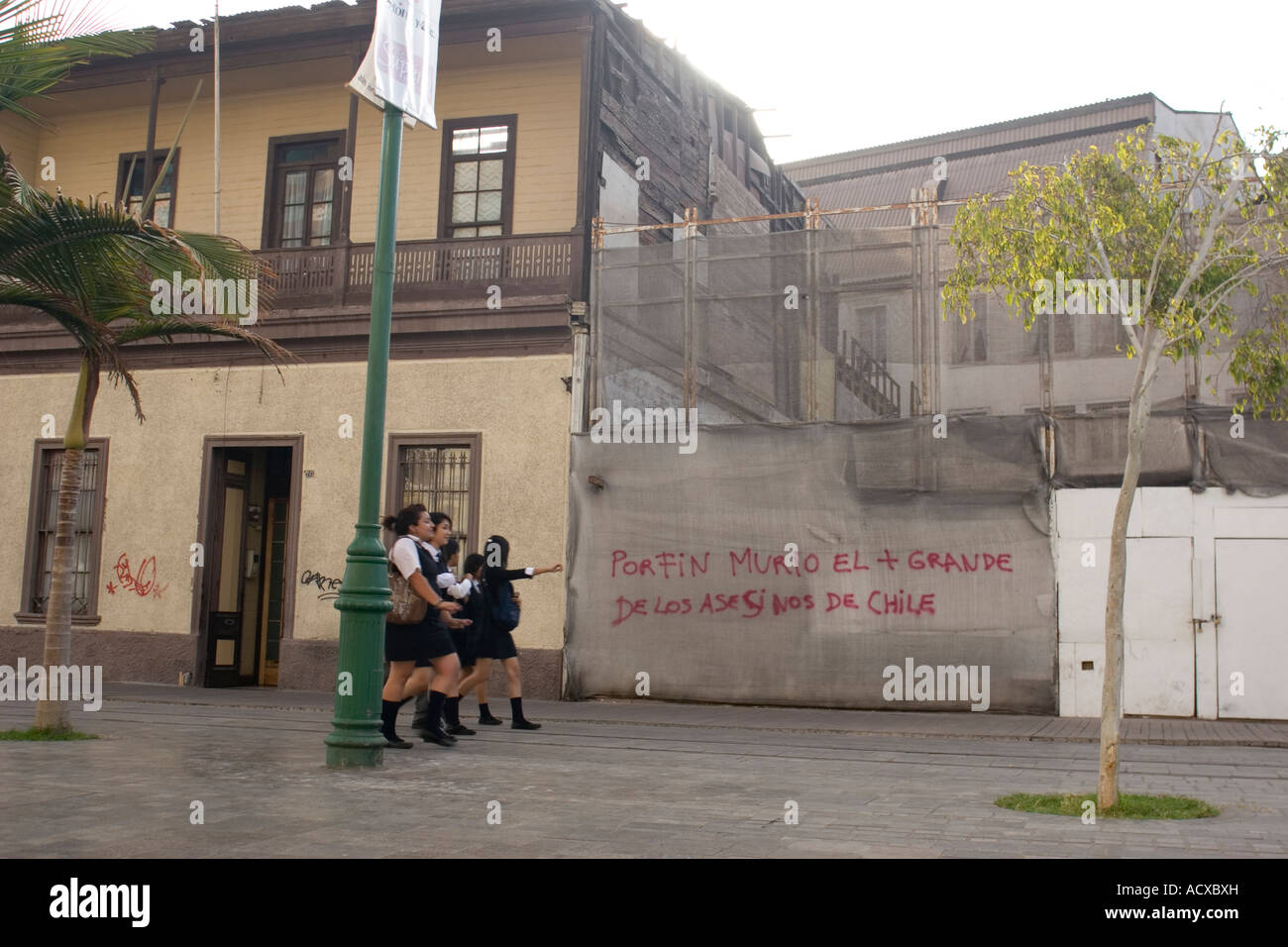 Chile Iquique graffiti after the death of former Chilean dictator ...
