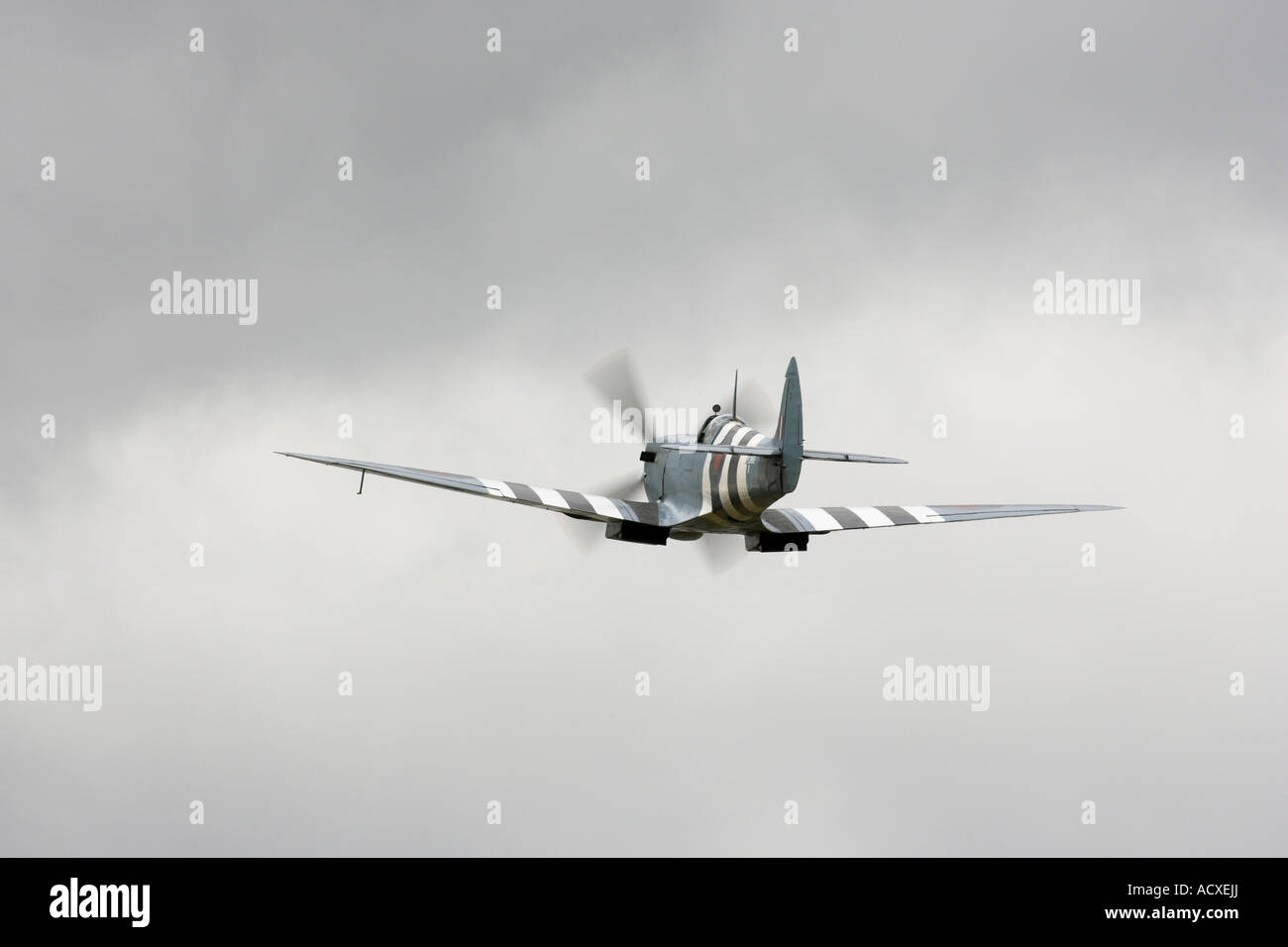 Vickers Supermarine Spitfire PRXIX PL965 R G-MKXI taking off from ...