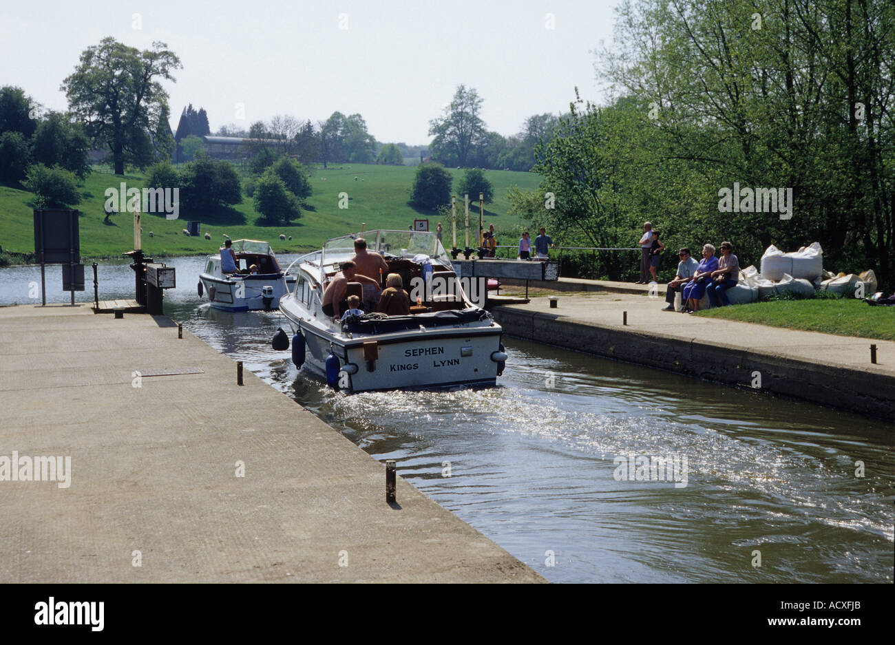 Boat leaving Teston Lock Maidstone Stock Photo - Alamy