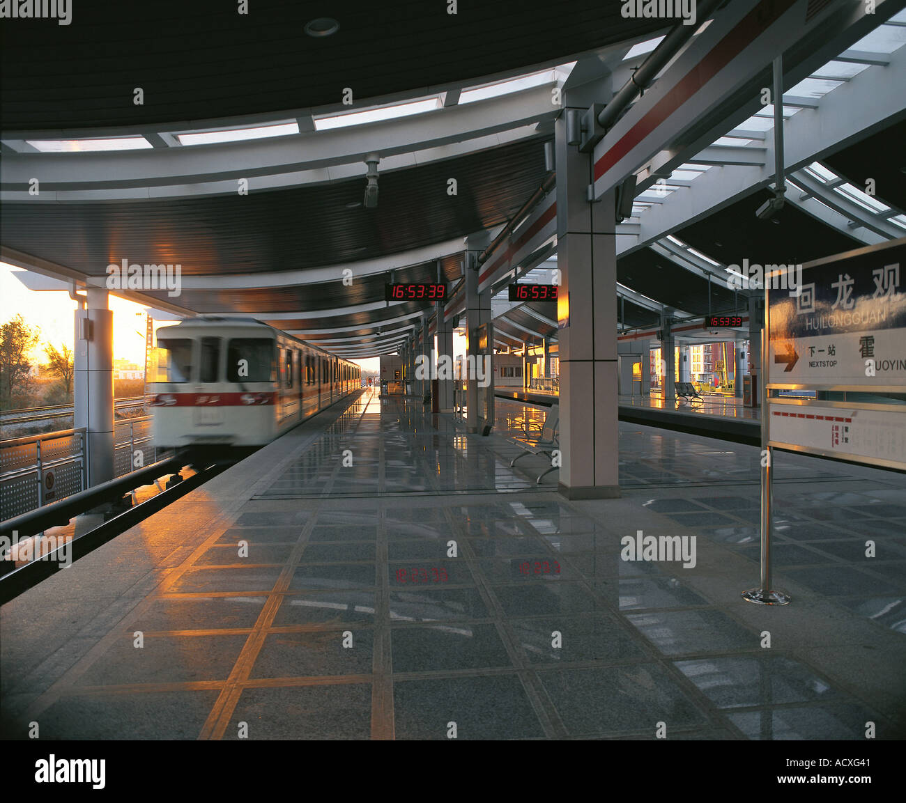 Railroad platform hi-res stock photography and images - Alamy