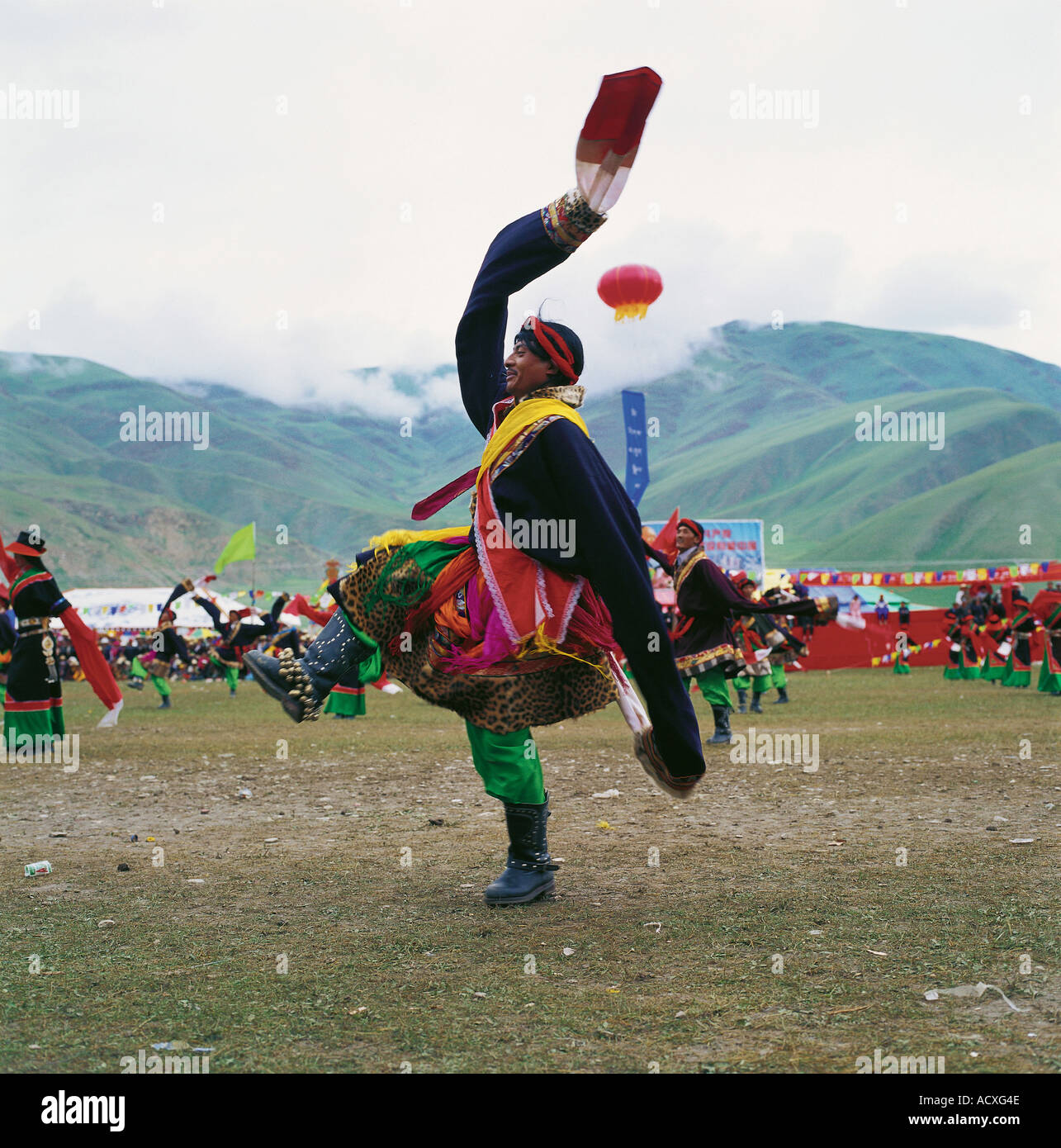 chinese tibetan dancing Stock Photo - Alamy