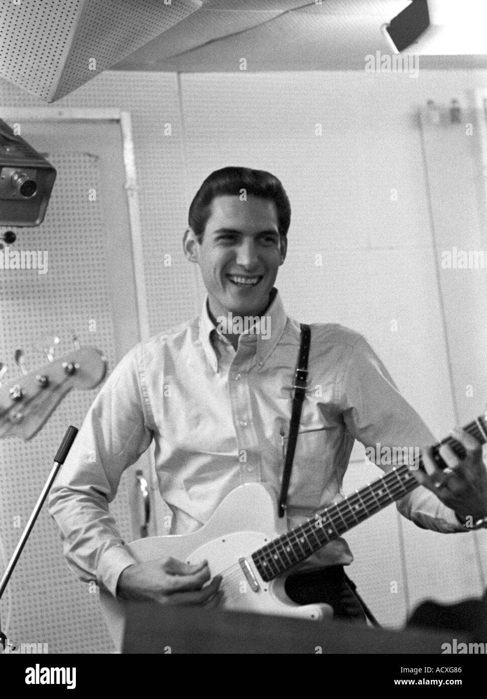 STEVE CROPPER recording with Booker T in London in 1967 Stock Photo - Alamy