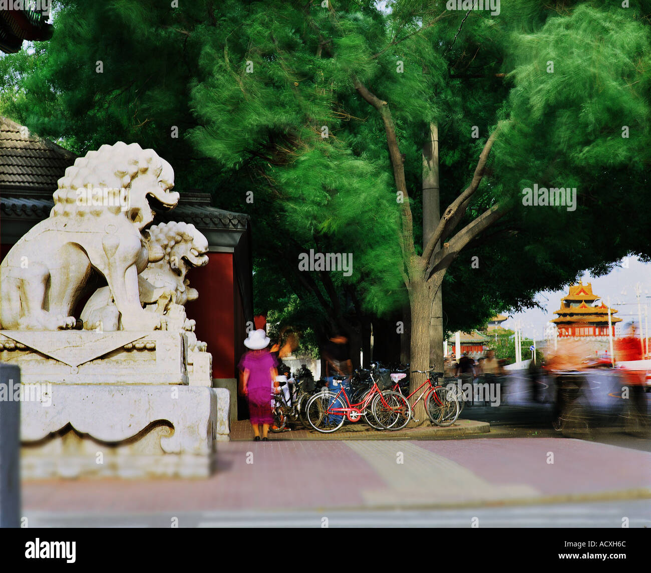 Chinese woman walking beijing hi-res stock photography and images - Alamy
