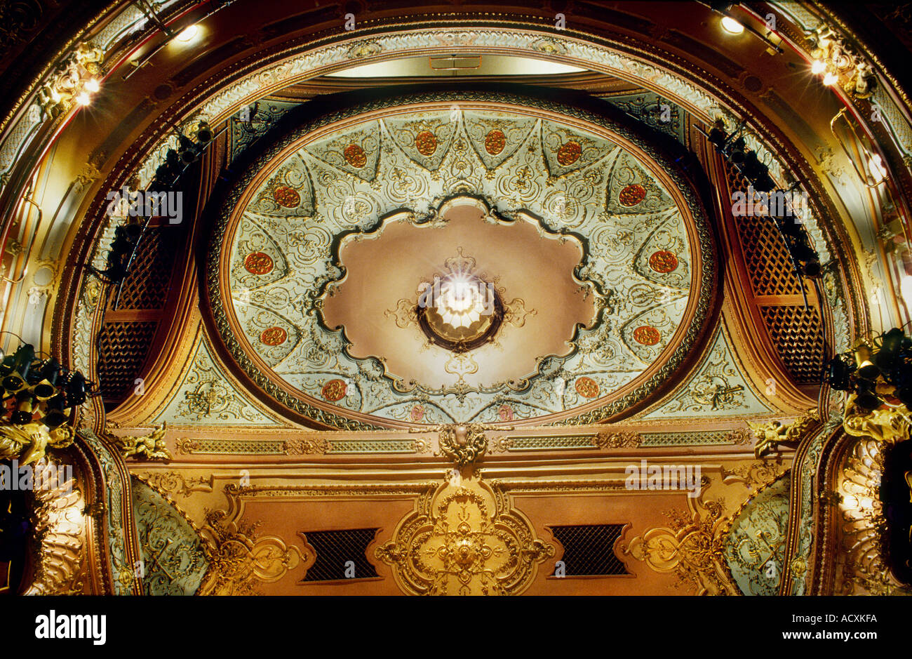 Apollo theatre interior london hi-res stock photography and images - Alamy