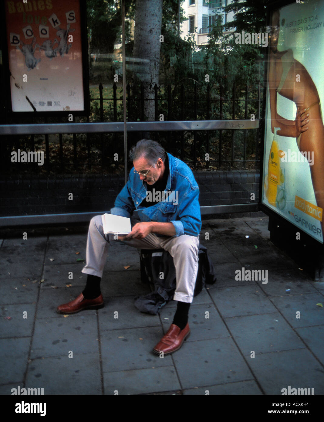 Reading book bus stop hi-res stock photography and images - Alamy