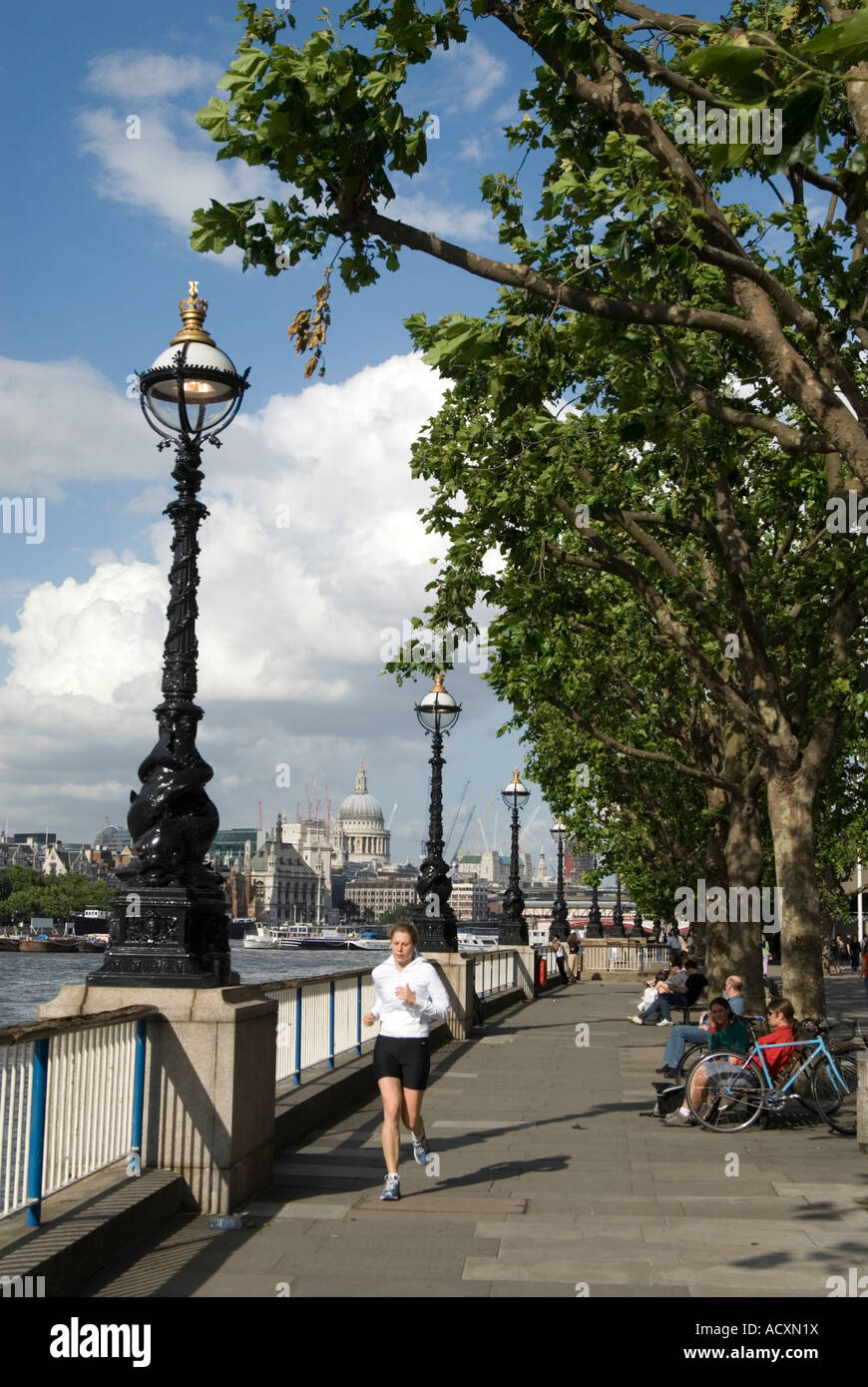 Running along thames london hi-res stock photography and images - Alamy