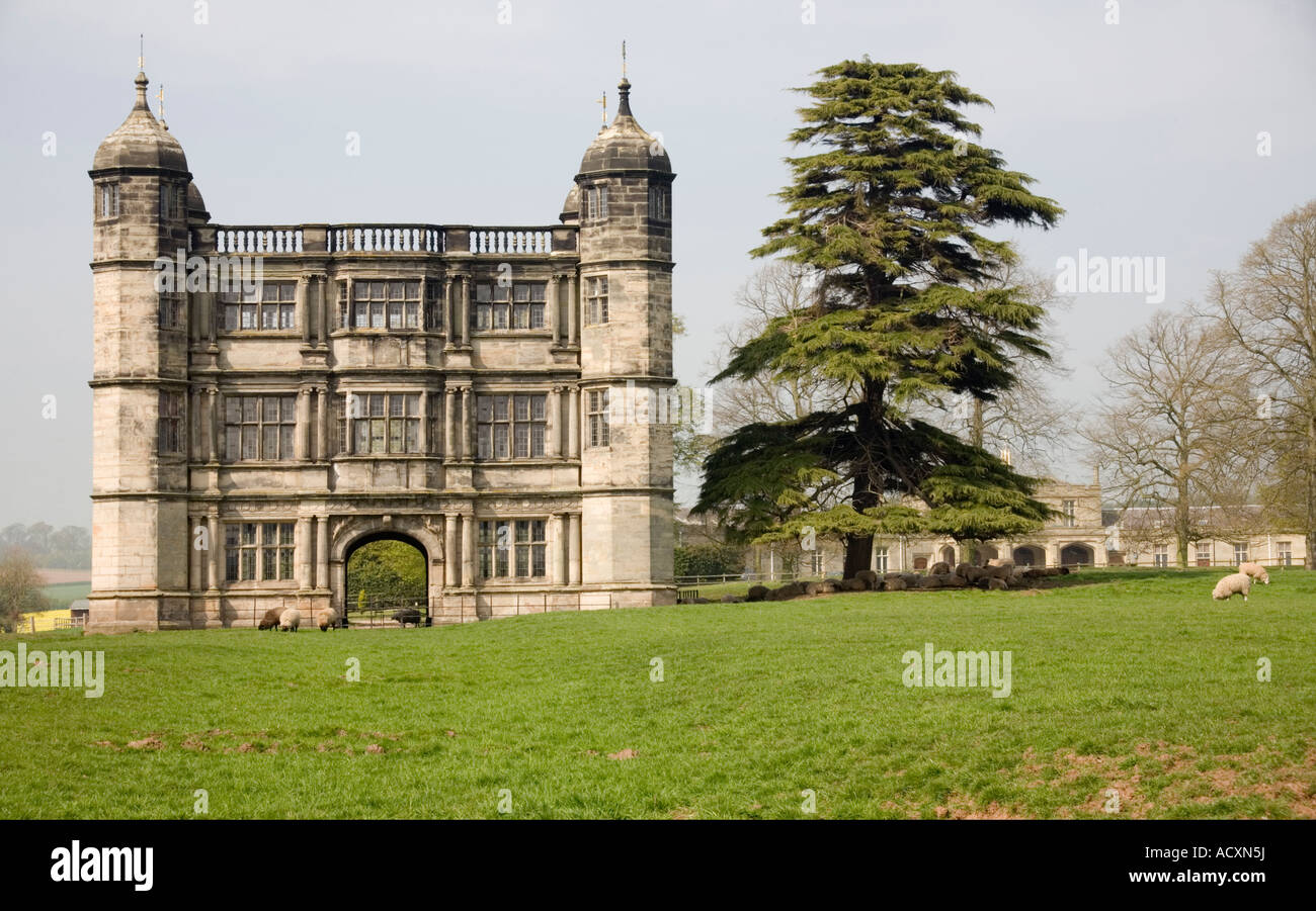 Elizabethan gatehouse hi-res stock photography and images - Alamy