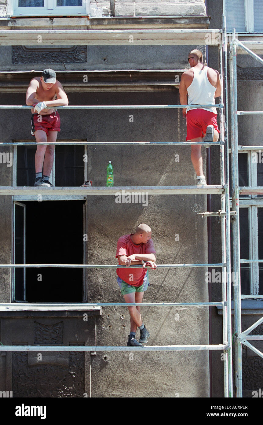 Scaffolding construction workers hi-res stock photography and images ...