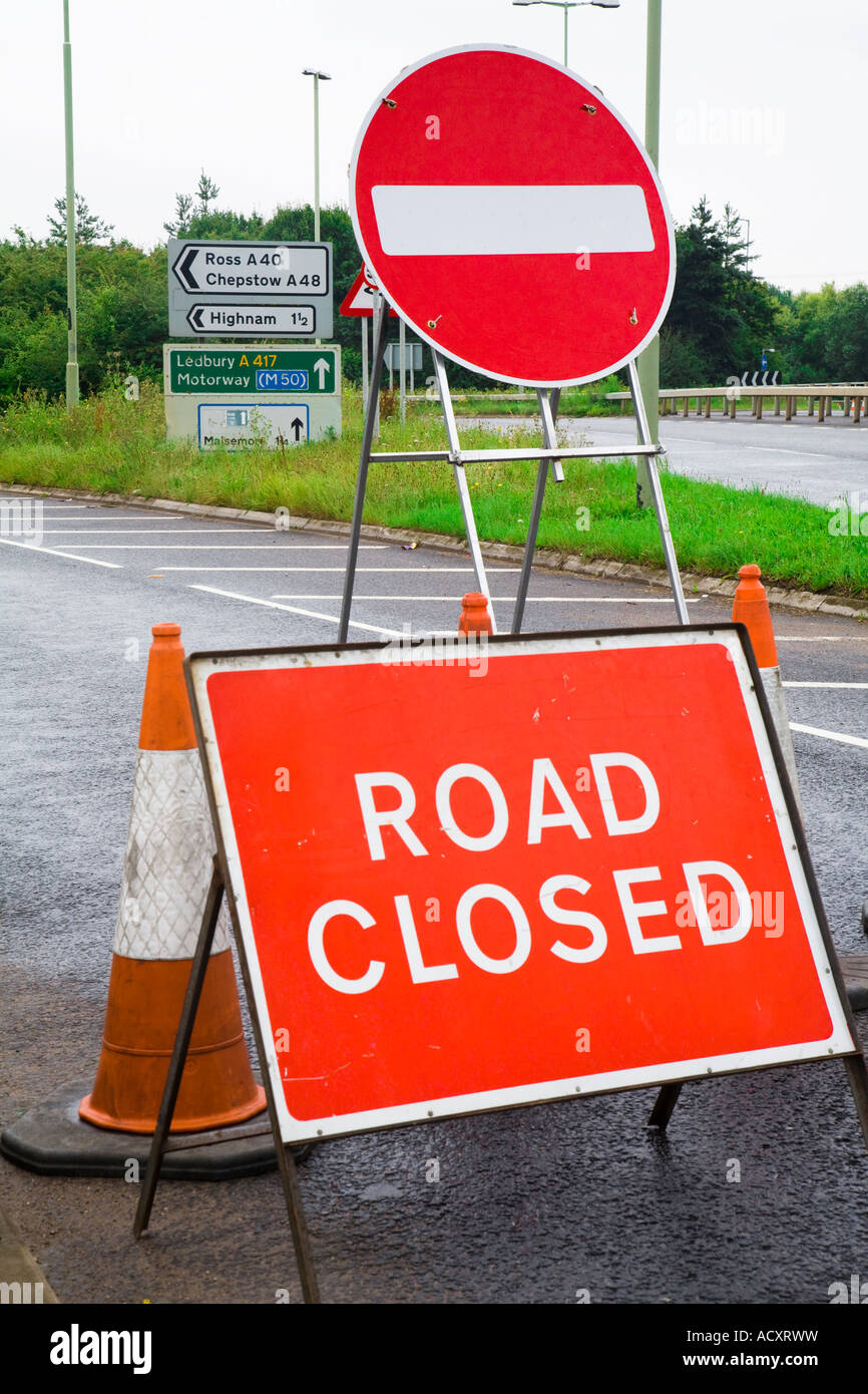 road closed sign gloucester uk floods july 2007 Stock Photo - Alamy
