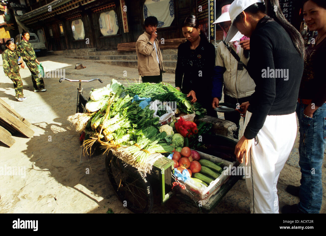 Vegetable stall on a cycle in Shangri La, Yunnan, China Stock Photo - Alamy