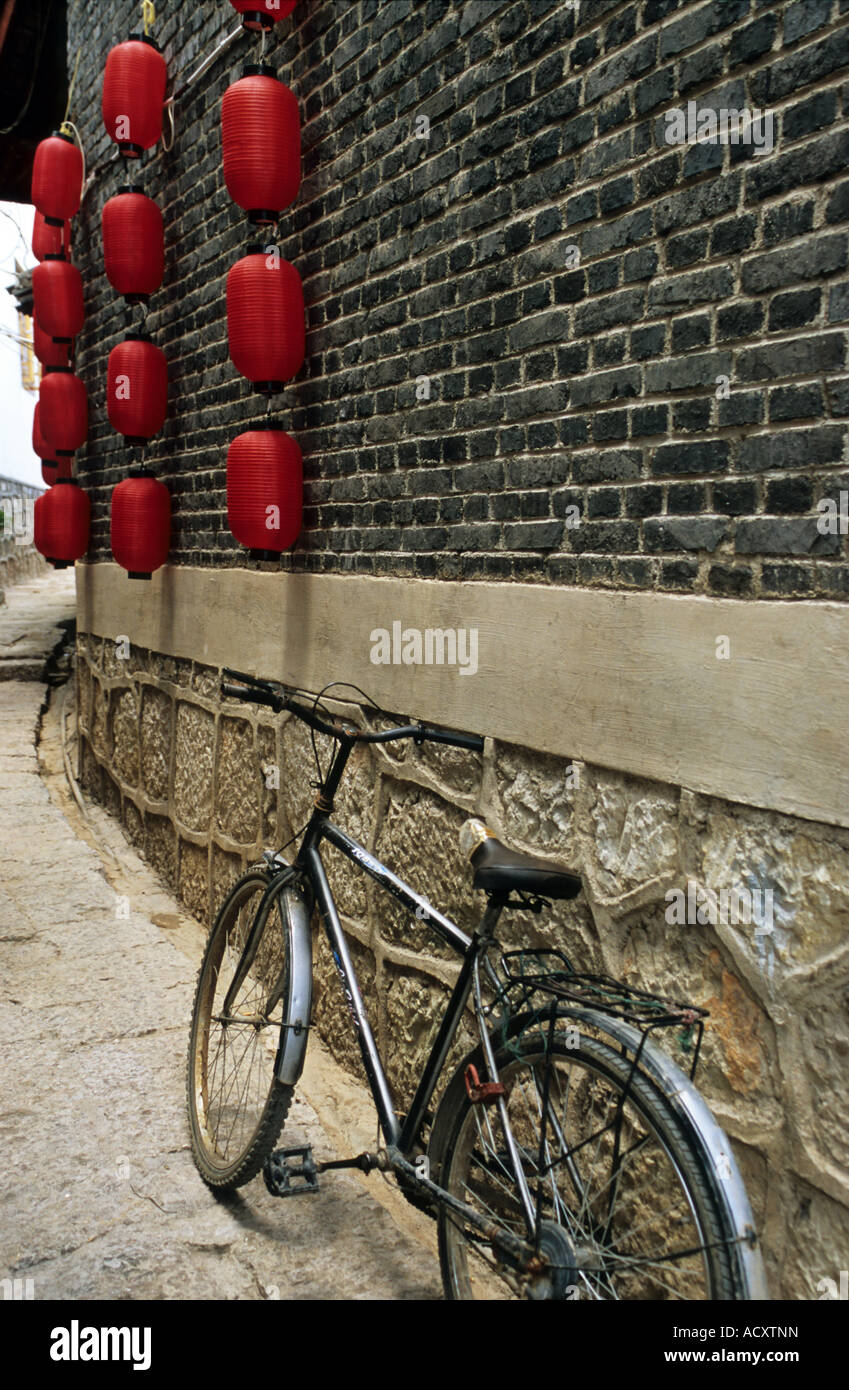 Narrow street in Lijiang China Stock Photo - Alamy
