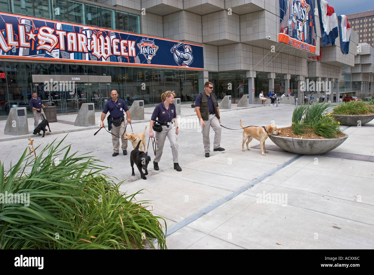 Bomb dogs hi-res stock photography and images - Alamy