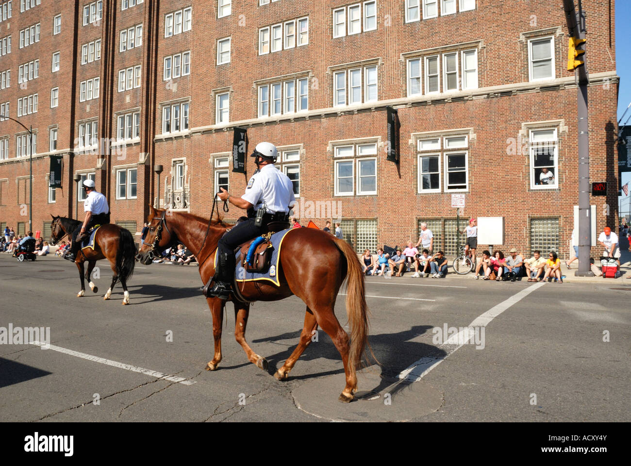 Policeman on horse hi-res stock photography and images - Alamy